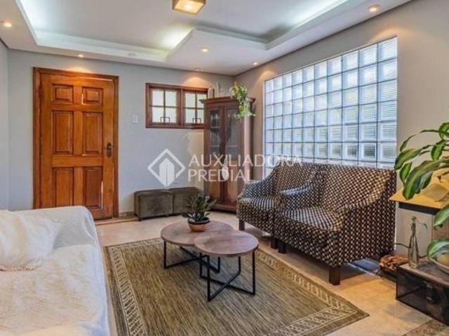 Casa de 2 Andares com 198m², 4 dormitórios sendo 2 suítes no Três Figueiras