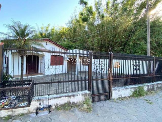 Casa de 2 dormitórios com pátio no bairro Chácara das Flores em Santa Maria