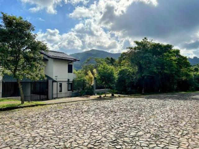 Casa de 2 Dormitórios Com Piscina
