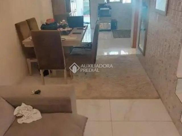 Casa de 2 dormitórios com 2 vagas, pátiio, e churrasqueira