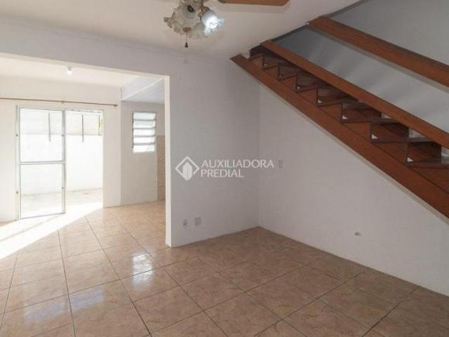 Casa de 2 dormitórios e 1 vaga no bairro Humaitá em Porto Alegre / RS