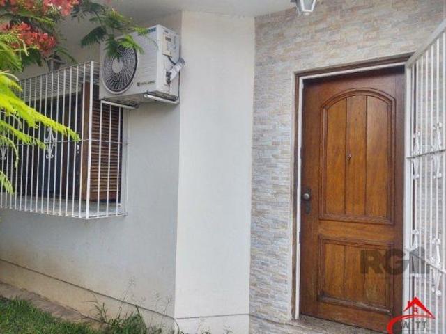 Casa de 2 dormitórios no bairro Passo das Pedras