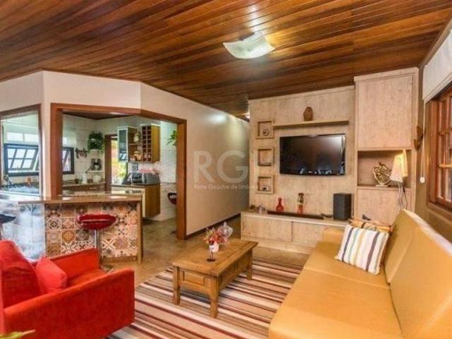 CASA DE 2 DORMITÓRIOS, PISCINA, CHURRASQUEIRA E 2 VAGAS DE GARAGEM NO BAIRRO HÍPICA