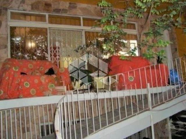 Casa de 2 suites e 4 garagens junto ao Menino Deus e Azenha
