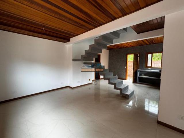 Casa de 2 suítes recém construída