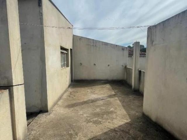 Casa de 2 Pavimentos com Amplo Quintal na Principal Rua de Araçás