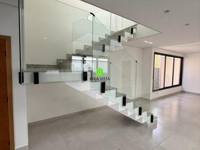 Casa de 2 pavimentos com excelente distribuição dos espaços e área de lazer completa