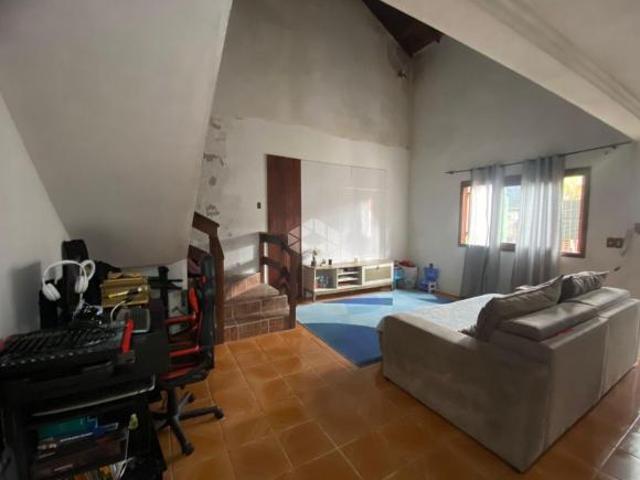 Casa de 2 pavimentos e 2 dormitórios com suíte na Lomba do Pinheiro