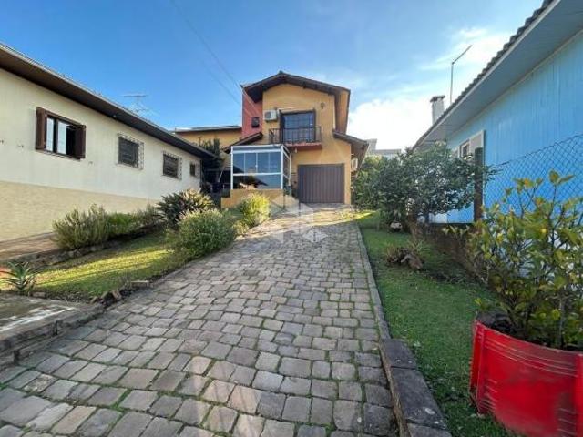 Casa de 2 pavimentos no bairro Planalto com 4 dormitórios