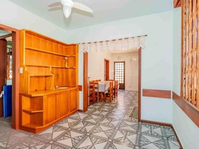 Casa de 2 quartos, 2 banheiros,pátio,churrasqueira, 7 vagas no bairro Guarujá