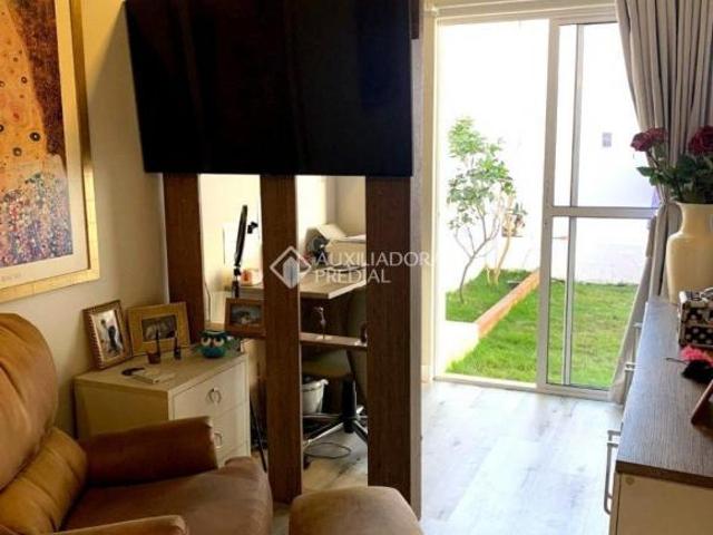 Casa de 2 quartos com 2 vagas no bairro Vila Ipiranga em Porto Alegre