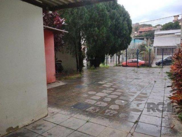 Casa de 2 quartos, com edícula, próximo a Av. Wenceslau Escobar