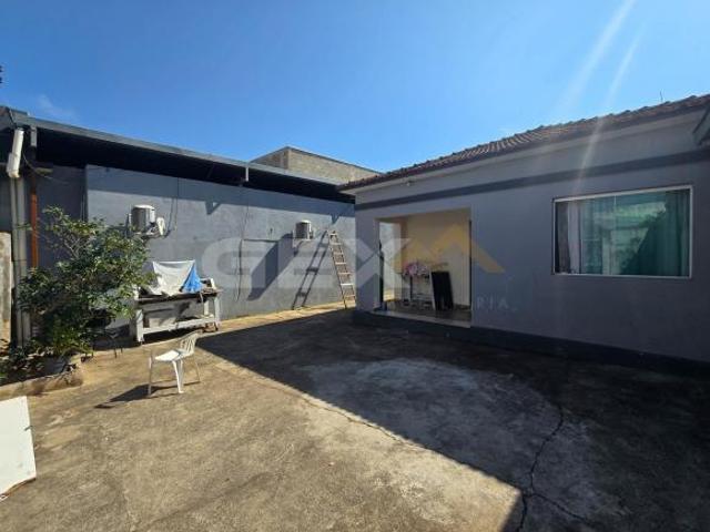 Casa de 2 quartos, com lote 20x20 e um galpão à venda no Bom Pastor