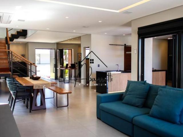 Casa de 350 m2 de área construída, 4 dormitórios, 2 suites, 5 banheiros Automaç