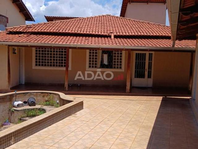 Casa de 364m² e 5 quartos no Setor Santa Genoveva Casa de Rua com 5 Quarto s por R$ 1150000.00 no s