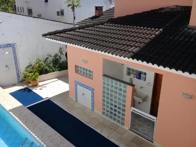 Casa de 371 metros quadrados no bairro Sapê com 6 quartos