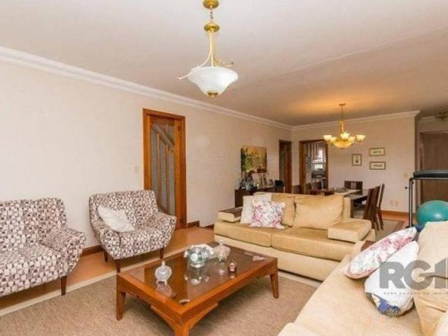 Casa de 380m² 4 dormitórios, 2 suítes, 4 vagas no bairro Bom Jesus