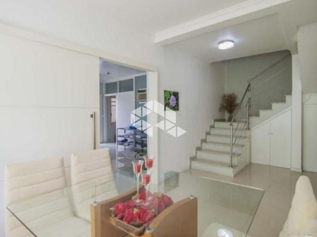 Casa de 300 m² com 4 suítes, 4 vagas, piscina