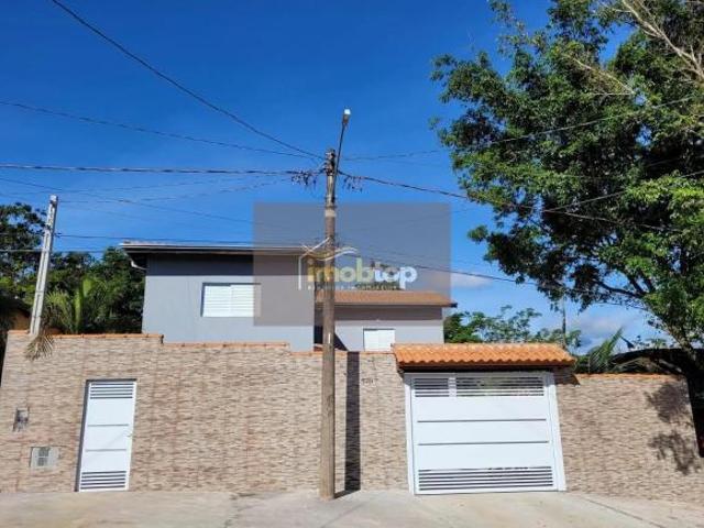 Casa de 300 metros de terreno, com 3 quartos, 3 banheiros, 6 vagas, ampla área de lazer com piscina