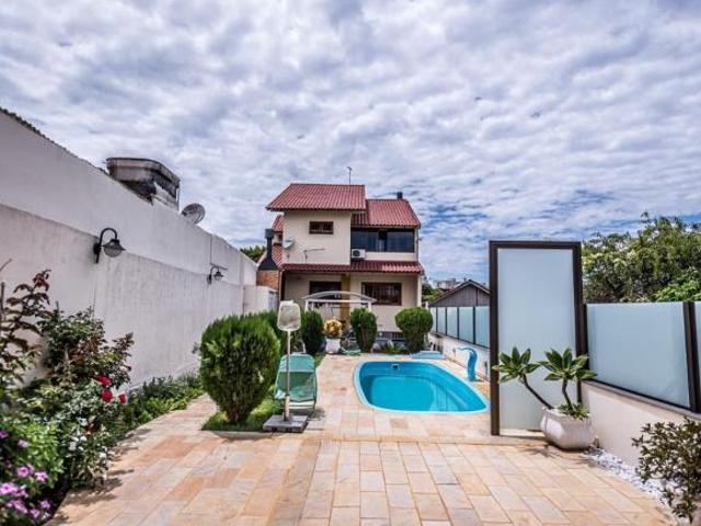 CASA DE 300M² COM 4 DORMITÓRIOS, SENDO 1 SUÍTE, 4 BANHEIROS E 2 VAGAS