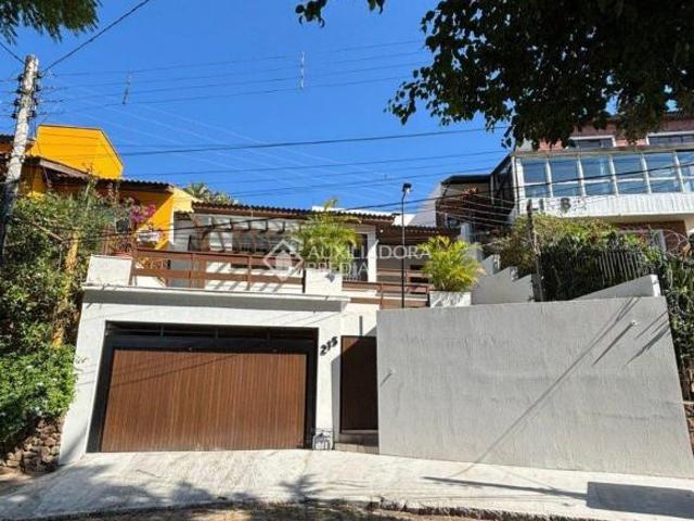 Casa de 331m² de area privativa, espaço gourmet, vaga 2 carros coberta