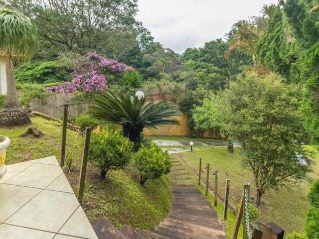 Casa de 336m², cercada de verde e em uma área privilegiada da Granja Viana
