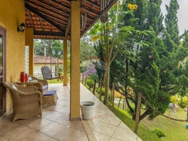 Casa de 336m² à venda em uma das regiões mais cobiçadas e seguras da Granja Viana