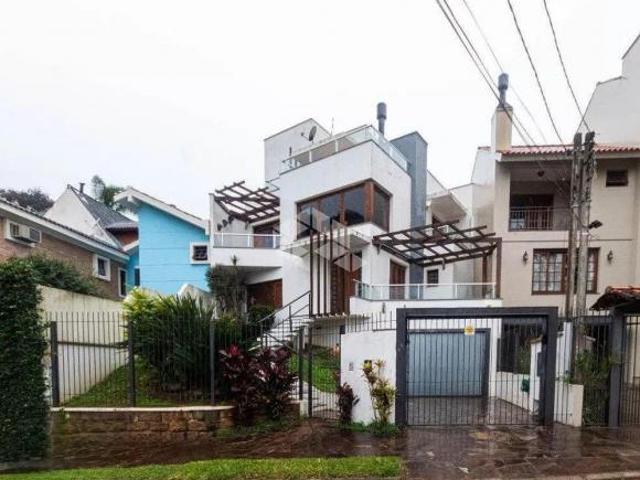 Casa de 3 andares com 320m², 4 dormitórios e 2 vagas Ipanema zona sul POA