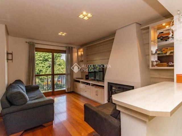 Casa de 3 andares, com 4 dormitórios no bairro Vila Jardim