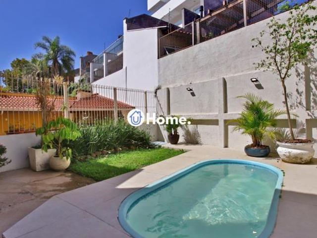 Casa de 3 dormitórios, 3 vagas e pátio com piscina bairro Chácara das Pedras