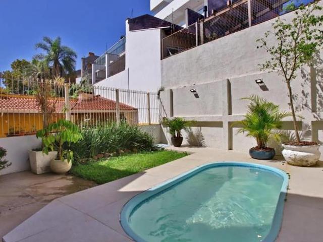 Casa de 3 dormitórios, 3 vagas e pátio com piscina bairro Chácara das Pedras