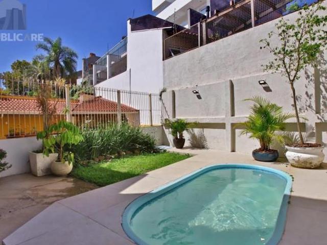 Casa de 3 dormitórios, 3 vagas e pátio com piscina bairro Chácara das Pedras