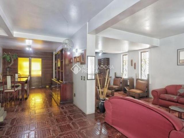 Casa de 3 dormitórios, 3 vagas no bairro Nonoai em Porto Alegre