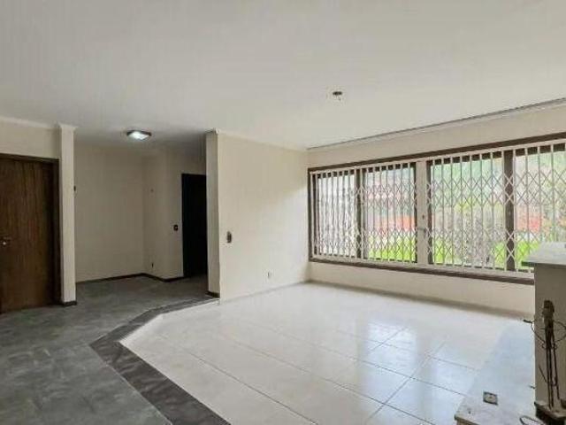 Casa de 3 dormitórios, 1 suíte e 3 vagas de garagem, bairro Ipanema