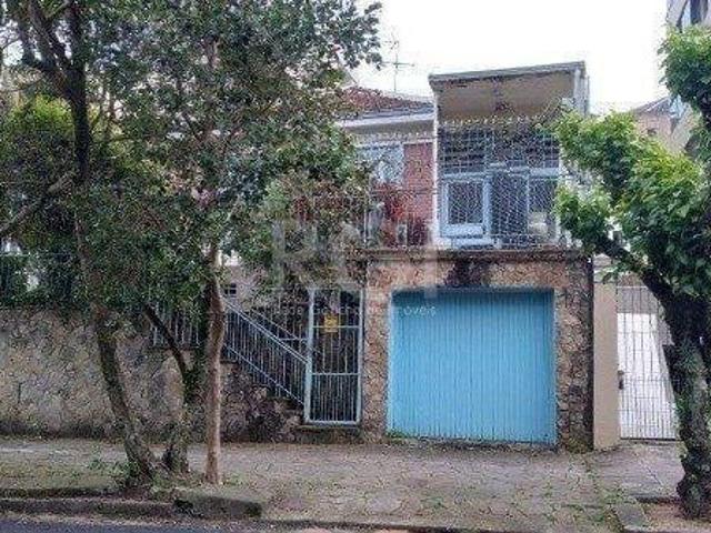 Casa de 3 dormitórios, 2 vagas Petrópolis