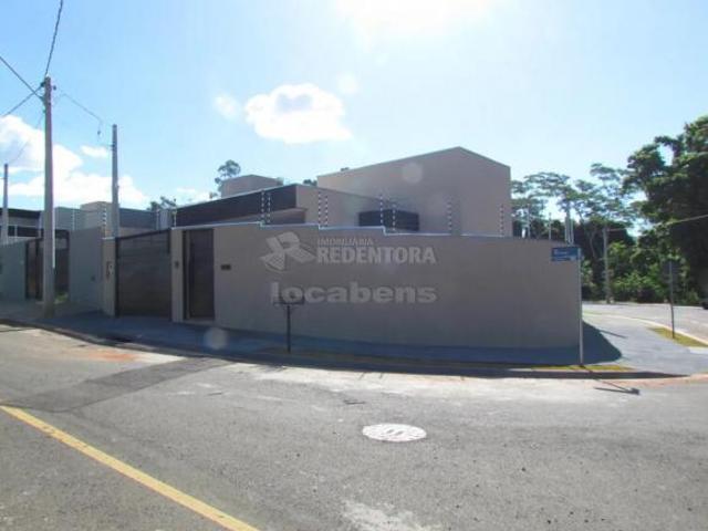 Casa de 3 dormitórios com fino acabamento no bairro Residencial Dr. João Tajara