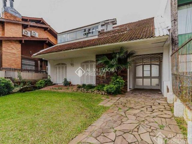 Casa de 3 dormitórios com pátio e piscina no bairro Cristal