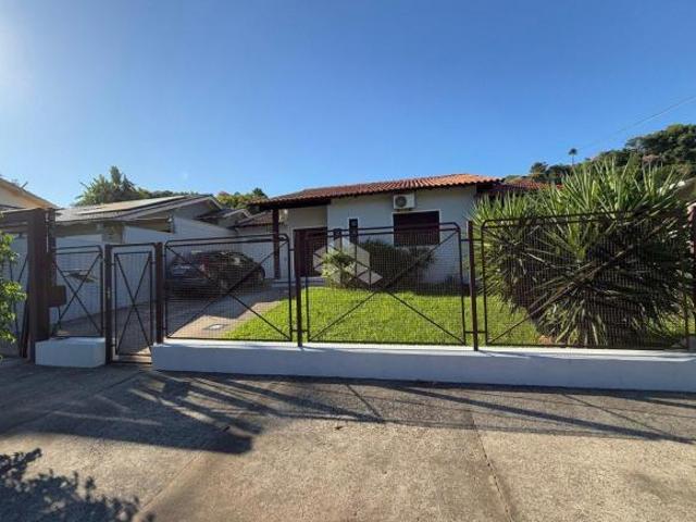 Casa de 3 dormitórios com piscina!