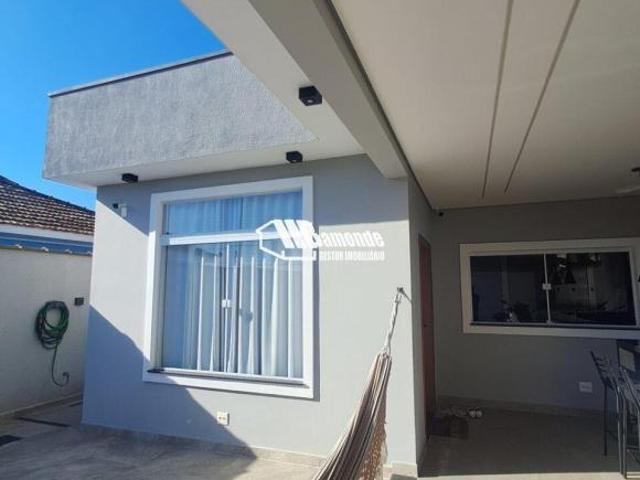 Casa de 3 dormitórios com piscina