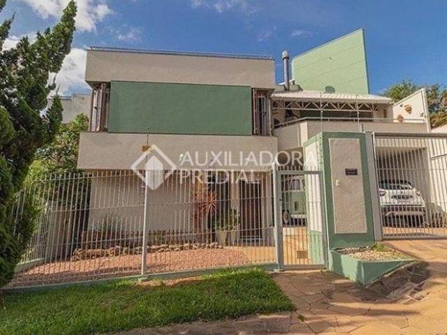 Piscina, churrasqueira e um terraço incrível: a casa perfeita para viver bons momentos!