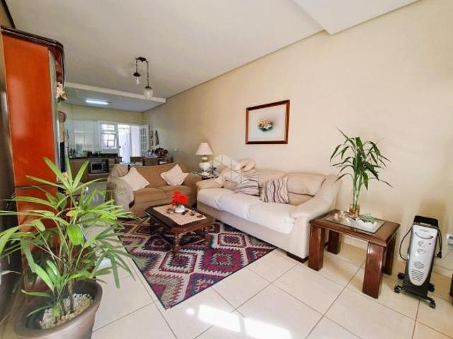 Casa de 3 dormitórios com suíte e pátio com quiosque e churrasqueira no bairro B