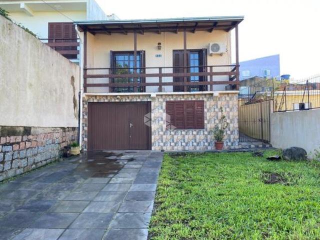 Casa de 3 dormitórios com 190m² e 4 vagas de garagens no bairro Bom Jesus