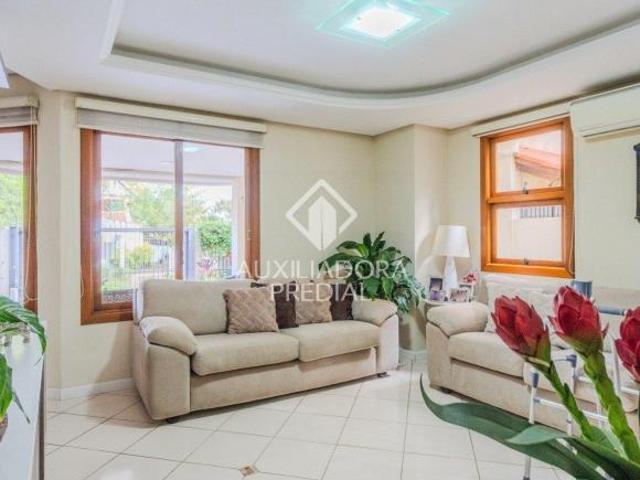 Casa de 3 dormitórios com 1 suíte e 3 vagas, no bairro Vila Assunção