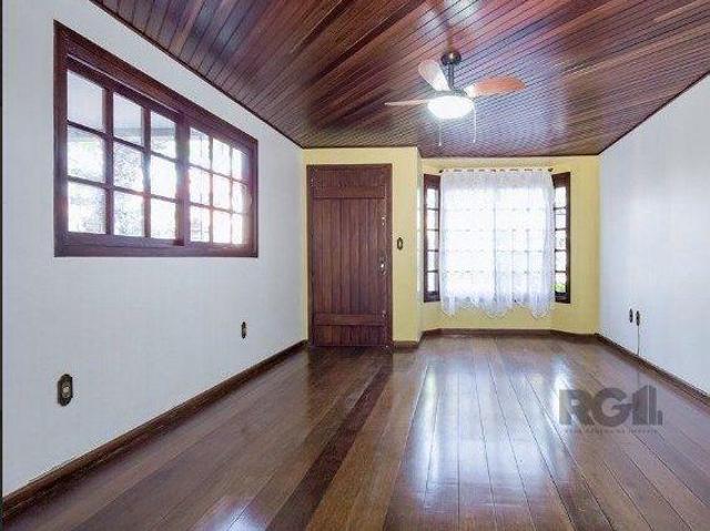 Casa de 3 dormitórios com 2 vagas de garagem no bairro Jardim Isabel