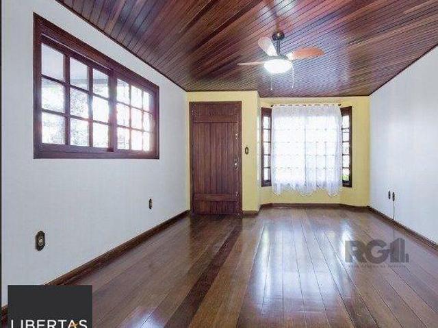 Casa de 3 dormitórios com 2 vagas de garagem no bairro Jardim Isabel