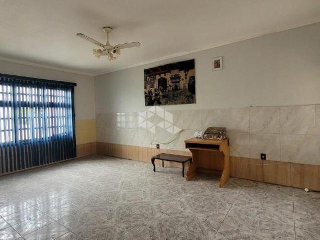 Casa de 3 dormitórios com 3 banheiros e mais de quatro vagas de garagem em um amplo terreno de 550m²