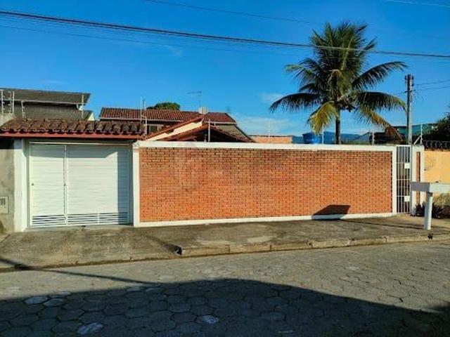 Casa de 3 Dormitórios a 400m da Praia do Porto Novo, a venda!