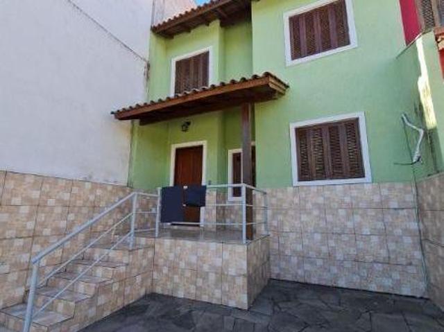 Casa de 3 dormitórios, apenas uma quadra da Av. Edgar Pires de Castro