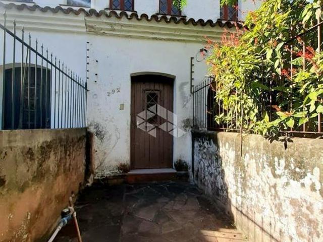 Casa de 3 dormitórios desocupada no Menino Deus