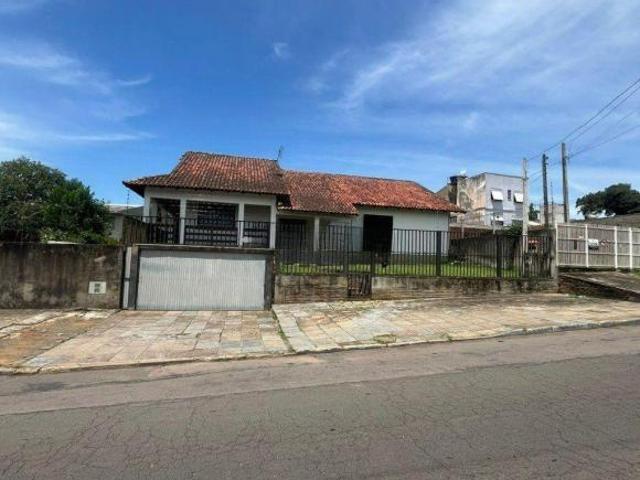 Casa de 3 dormitórios e 4 vagas de garagem em Cachoeirinha